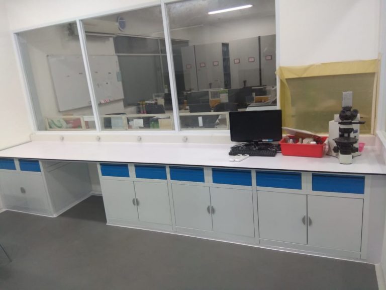 Meja Laboratorium Kimia - PT LAB Technologi Indonesia